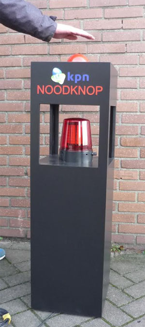 rode-knop-met sales-fubcitie-startknop-witte-zuil-zwaailicht